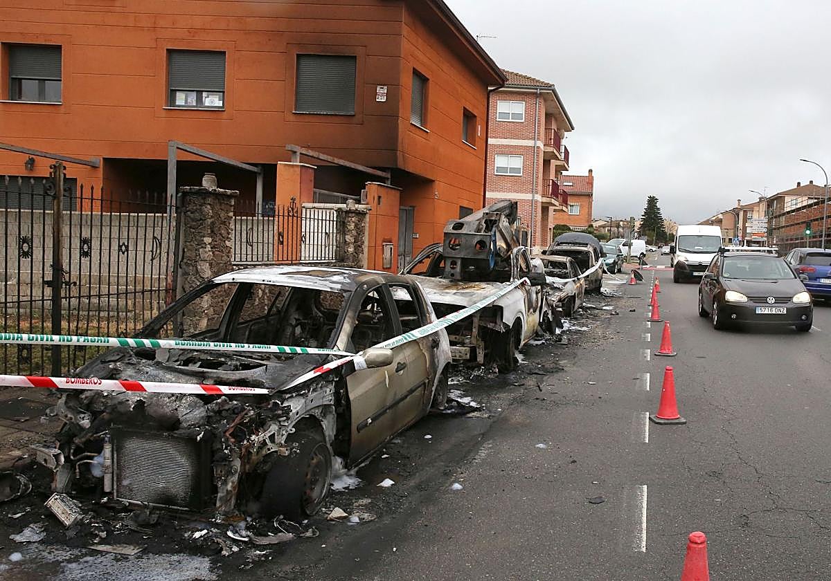 Fotos del incendio de cuatro coches en San Cristóbal de Segovia | El Norte de Castilla